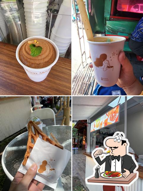 Moon Cafe, Chiang Mai, Chareonprathet Lane 6 Alley - Opiniones del ...